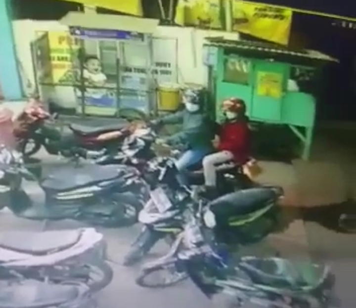 Aksi Pencurian Motor Di Parkiran Minimarket Pasuruan Terekam Cctv