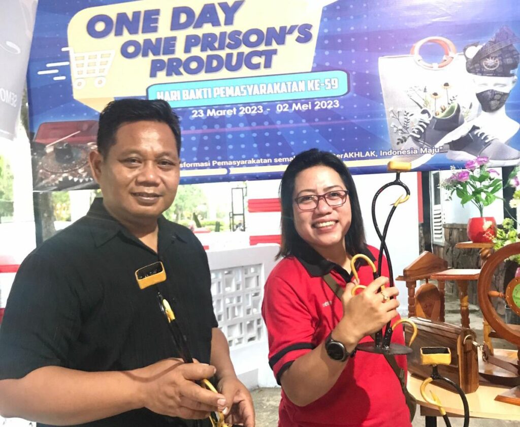 Semarakkan Hari Bhakti, Pegawai Lapas Ngawi Beli Product Hasil Karya ...